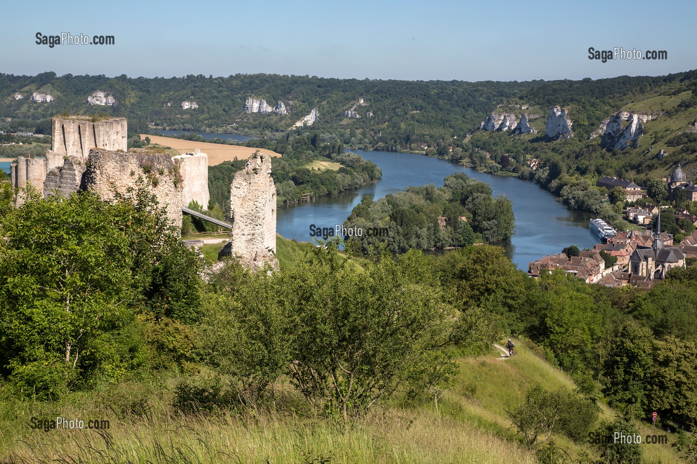 photo de LA SEINE ET LE VILLAGE DU PETIT-ANDELY, FORTERESSE MEDIEVALE DE CHATEAU GAILLARD EDIFIE ...