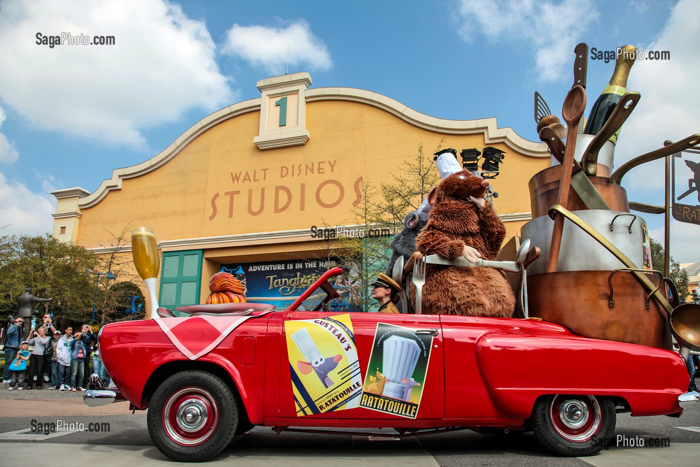 Photo De CHAR DE RATATOUILLE PARADE DU PARC D ATTRACTIONS DISNEYLAND photo-de-char-de-ratatouille-parade-du-parc-d-attractions-disneyland