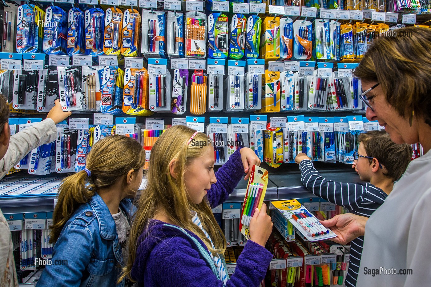 photo de ILLUSTRATION LA RENTREE SCOLAIRE, ACHAT DE FOURNITURES ...