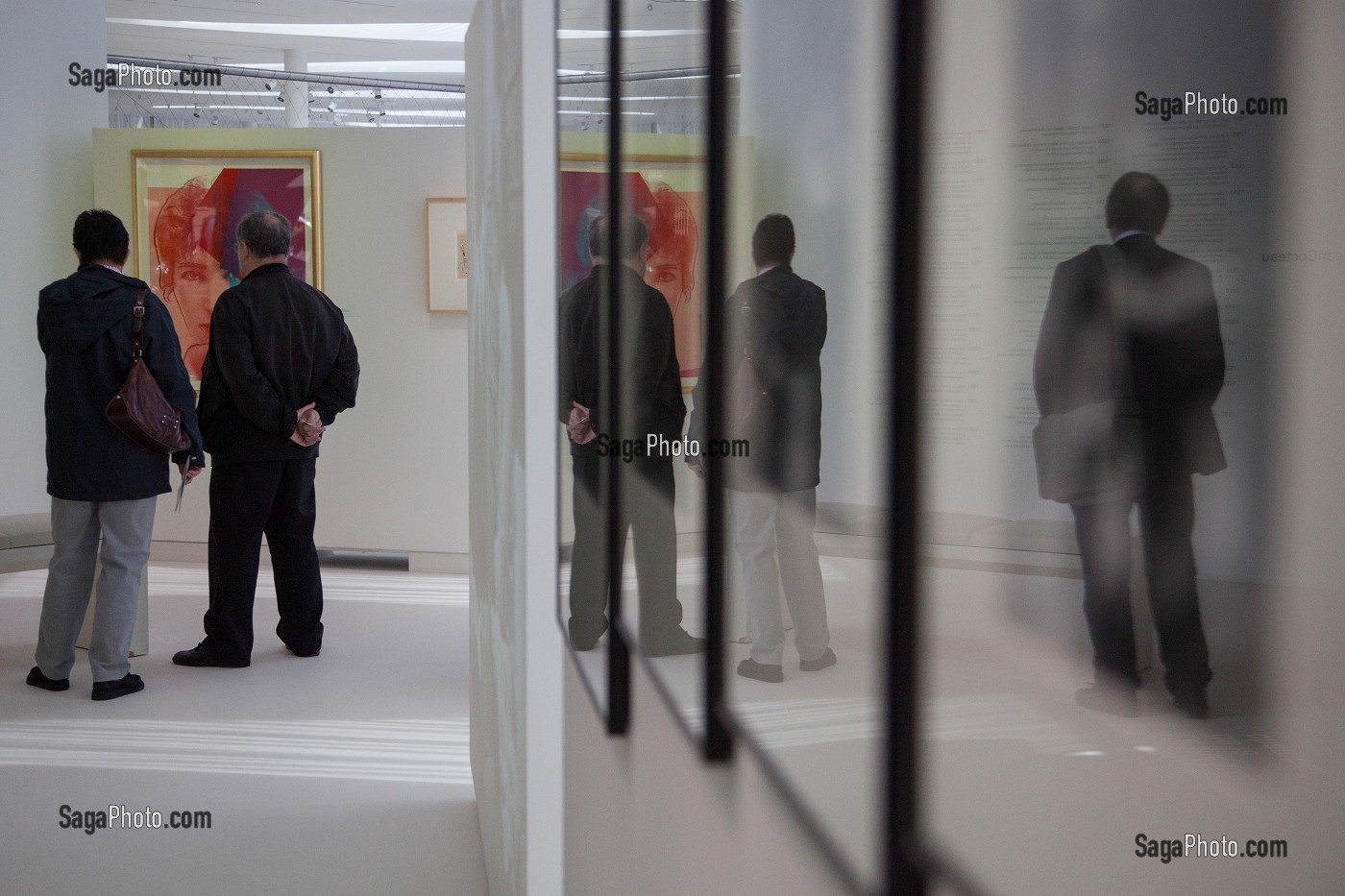 photo de VISITEURS DEVANT UN TABLEAU D'ANDY WARHOL, MUSEE JEAN COCTEAU ...