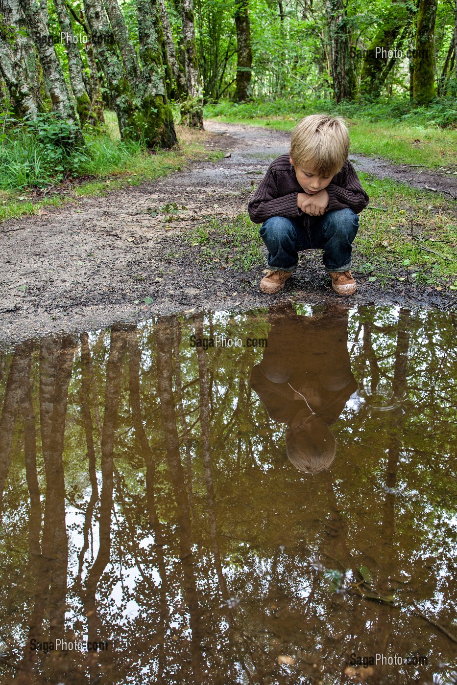photo de ENFANT REGARDANT SON REFLET DANS UNE FLAQUE D'EAU, PROMENADE ...