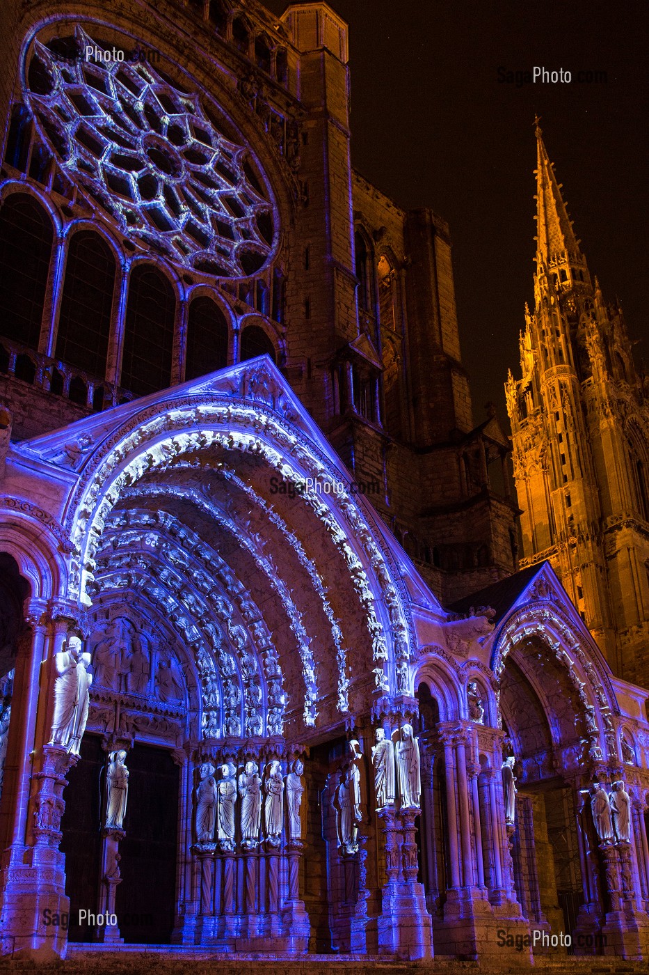 photo de FESTIVAL DE CHARTRES EN LUMIERES SUR LE PORTAIL NORD DE LA ...