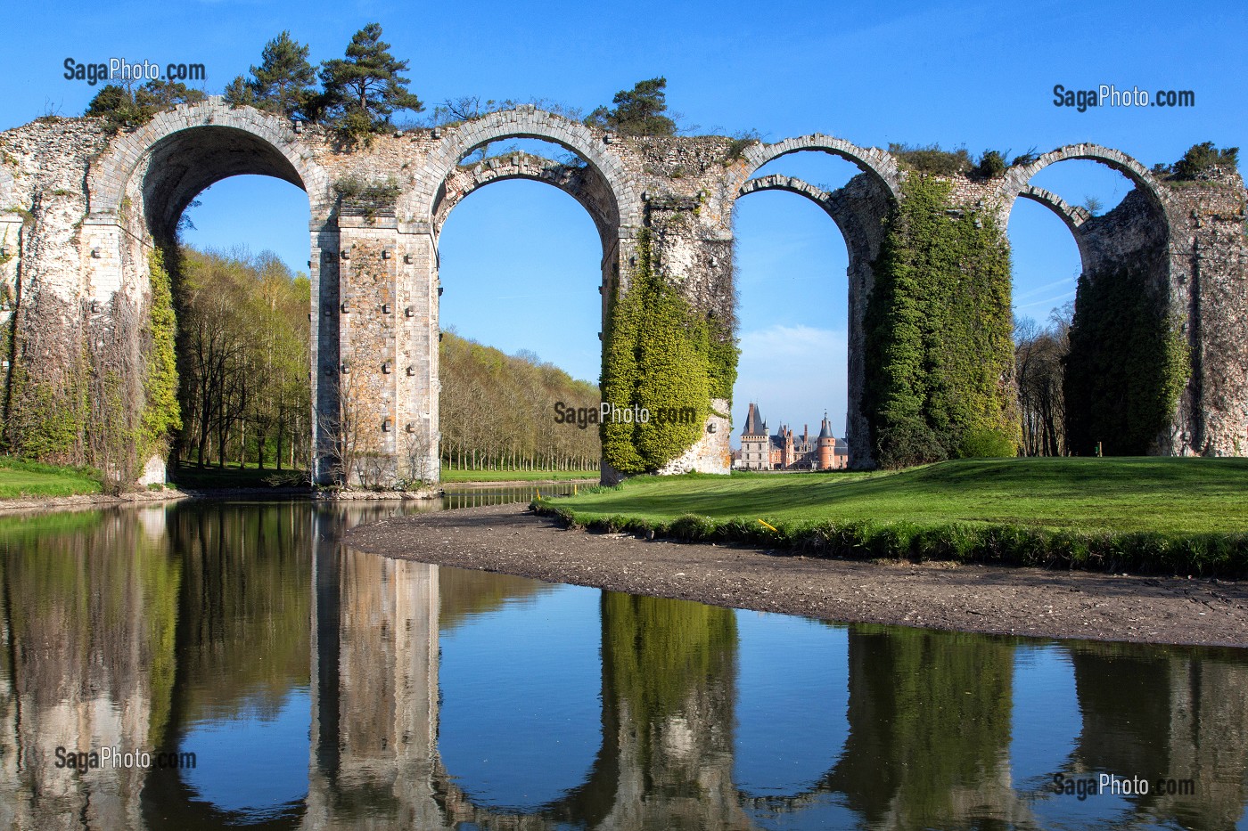 photo de AQUEDUC COMMANDE PAR LOUIS XIV A VAUBAN, LA HIRE ET COURTOIS ...