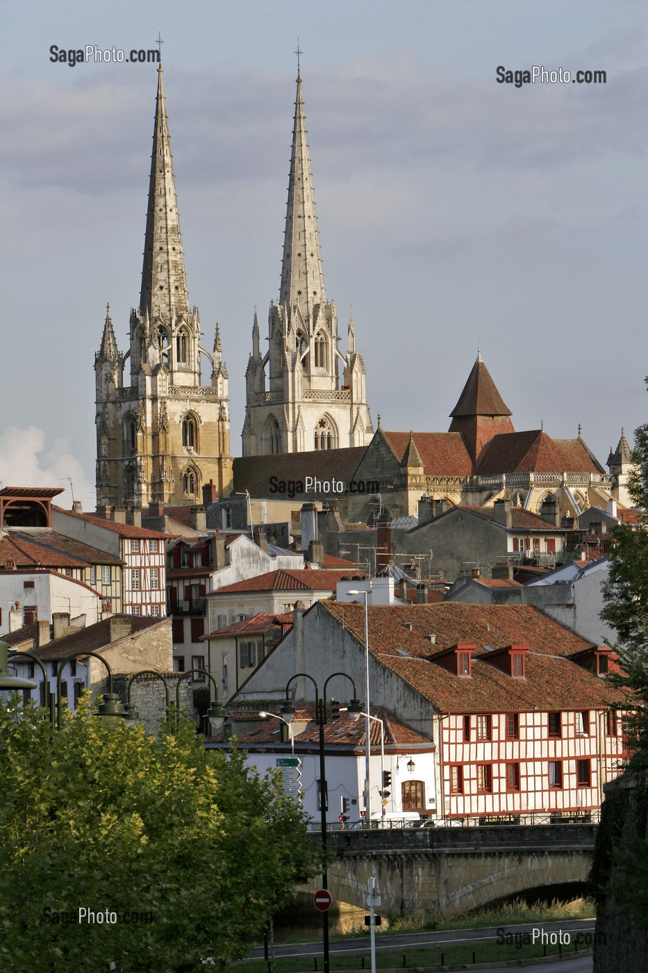 photo de VILLE ET FLECHES DE LA CATHEDRALE SAINTE-MARIE DE BAYONNE ...