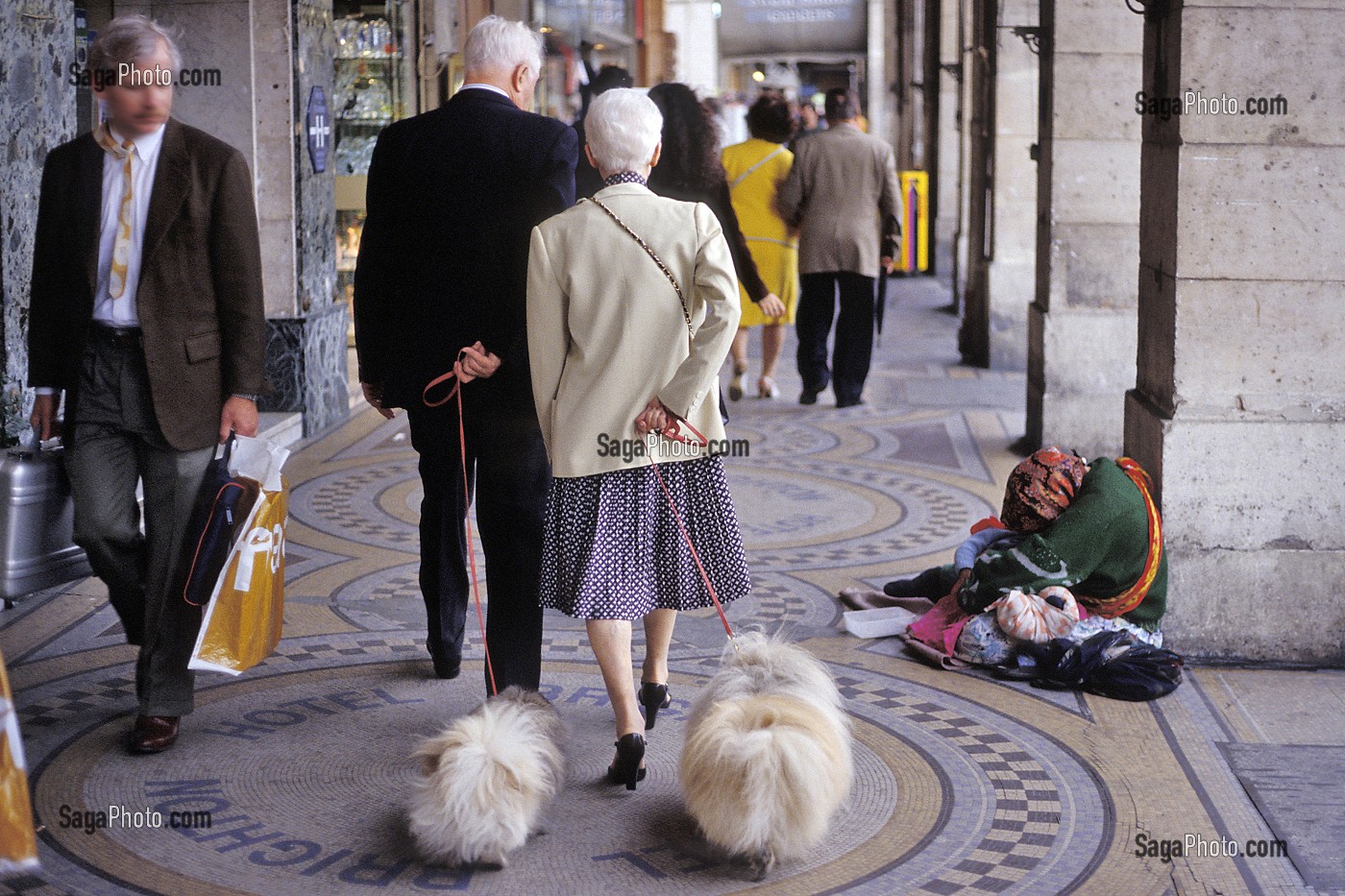 photo de MENDIANTE, LES ARCADES DE LA RUE DE RIVOLI, LES PAUVRES ...