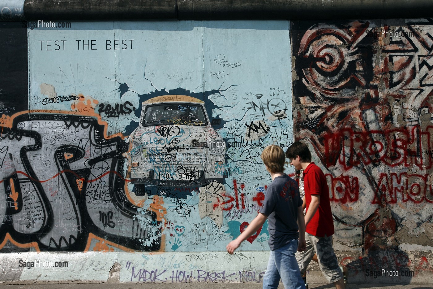 photo de TRABI DEFONCEUSE DE MUR (BIRGIT KINDER), EAST SIDE GALLERY ...