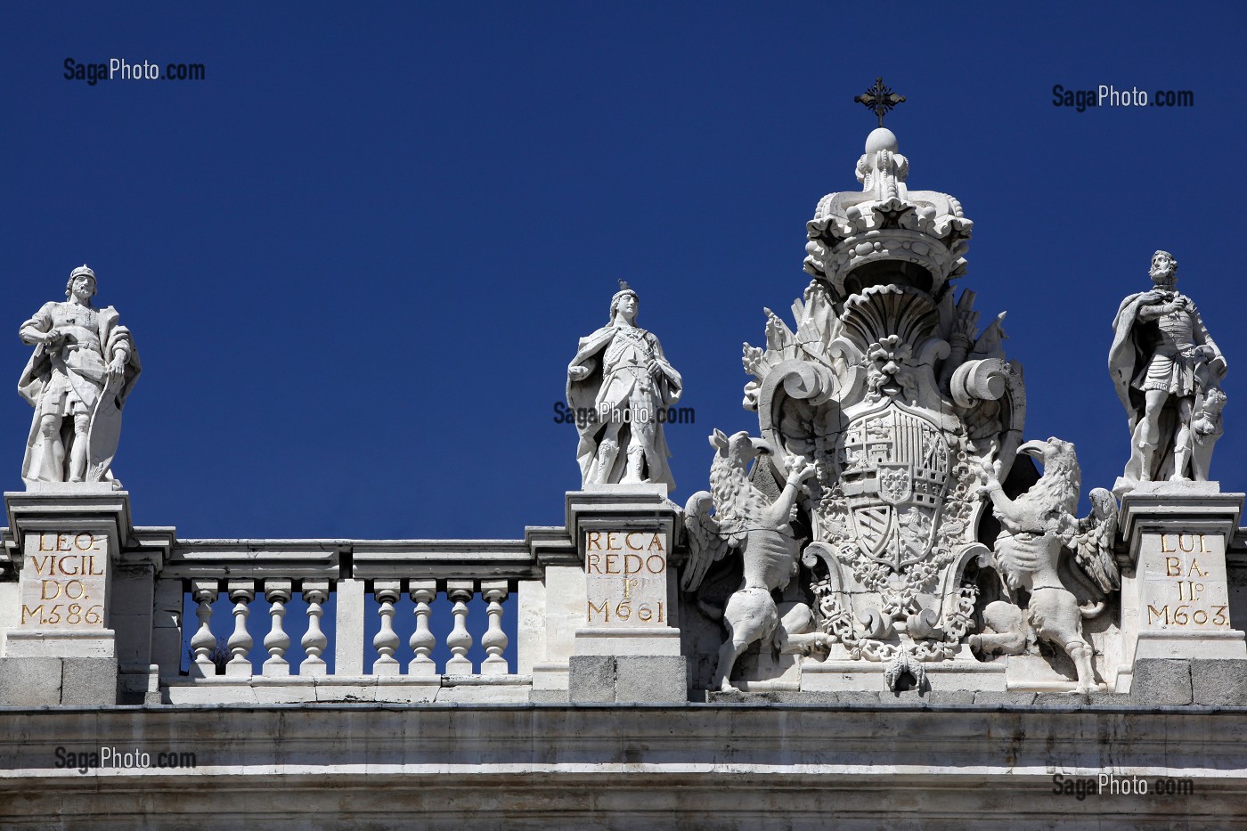photo de DETAIL DES STATUES SUR LE FRONTON DE L'ENTRE PRINCIPAL DU ...