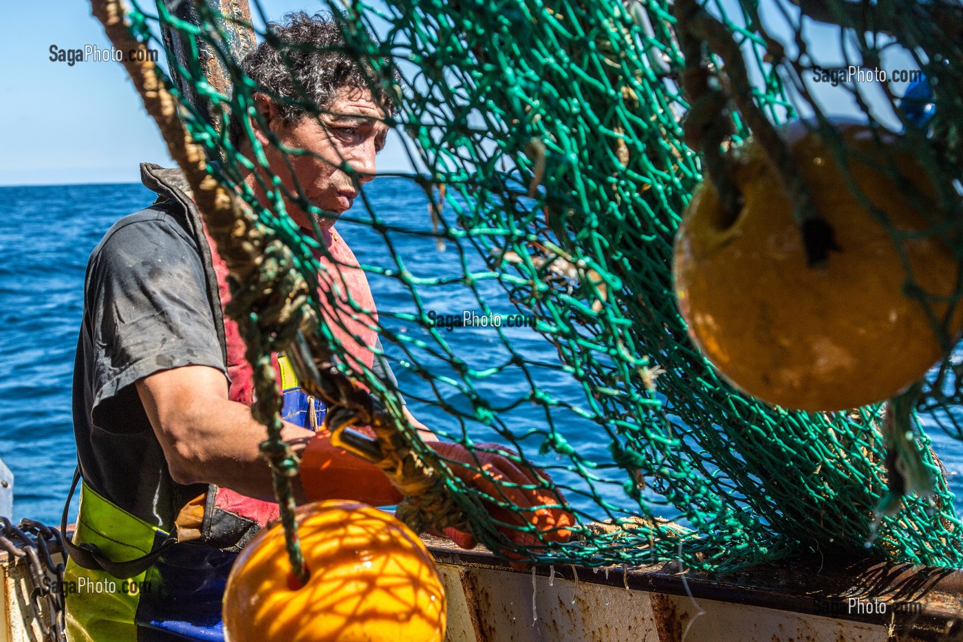 photo de MARINS EN ACTION POUR LA RELEVE DES FILETS SUR UN TRAIT DE ...