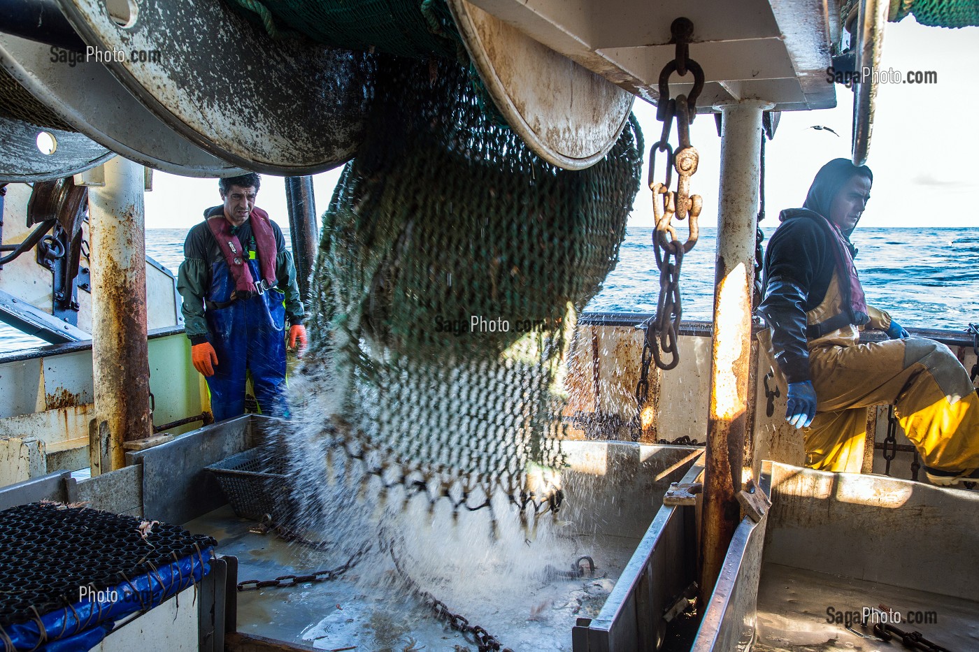 photo de RELEVE DES FILETS SUR UN TRAIT DE CHALUT, PECHE EN MER SUR UN ...