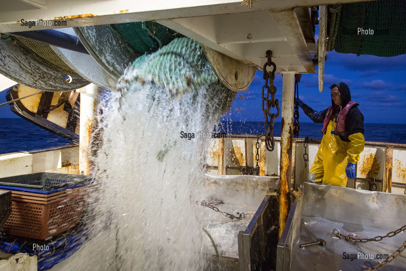 photo de RELEVE DES FILETS SUR UN TRAIT DE CHALUT, PECHE EN MER SUR UN ...