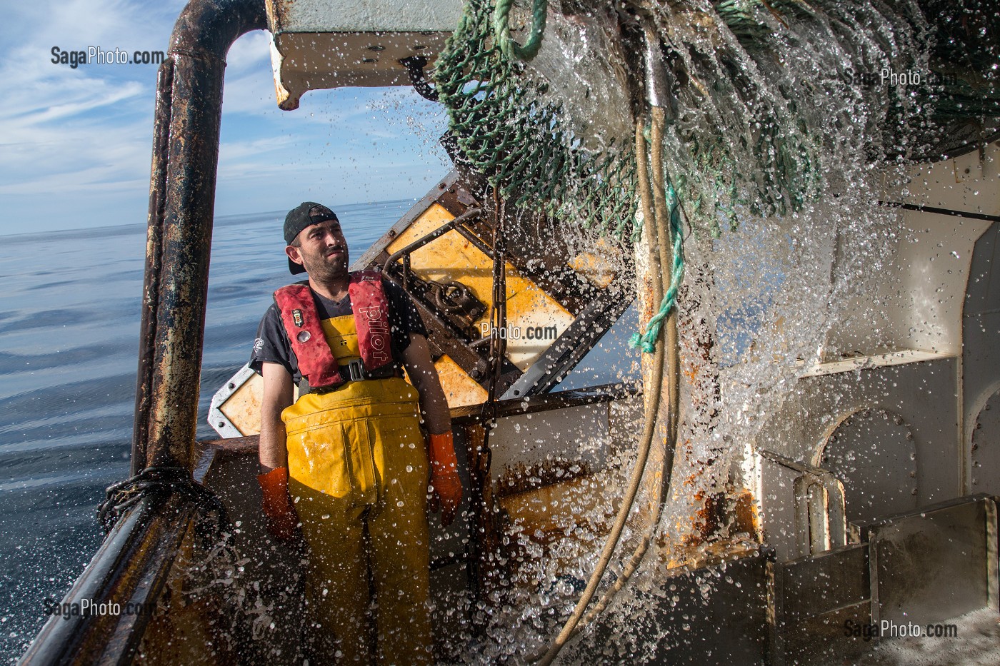 photo de RELEVE DES FILETS SUR UN TRAIT DE CHALUT, PECHE EN MER SUR UN ...