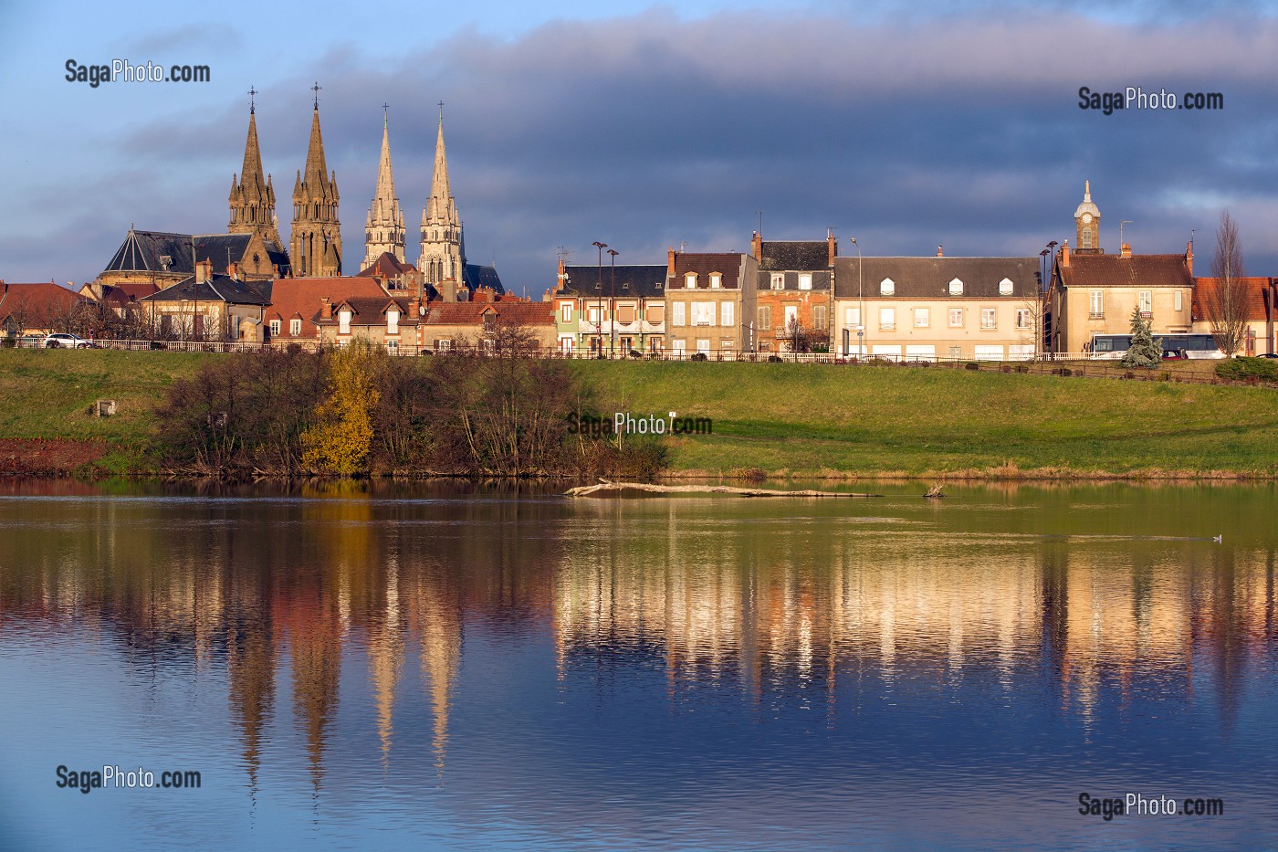 photo de LES BORDS DE LA RIVE GAUCHE DE L'ALLIER AVEC LA VILLE ET LES ...
