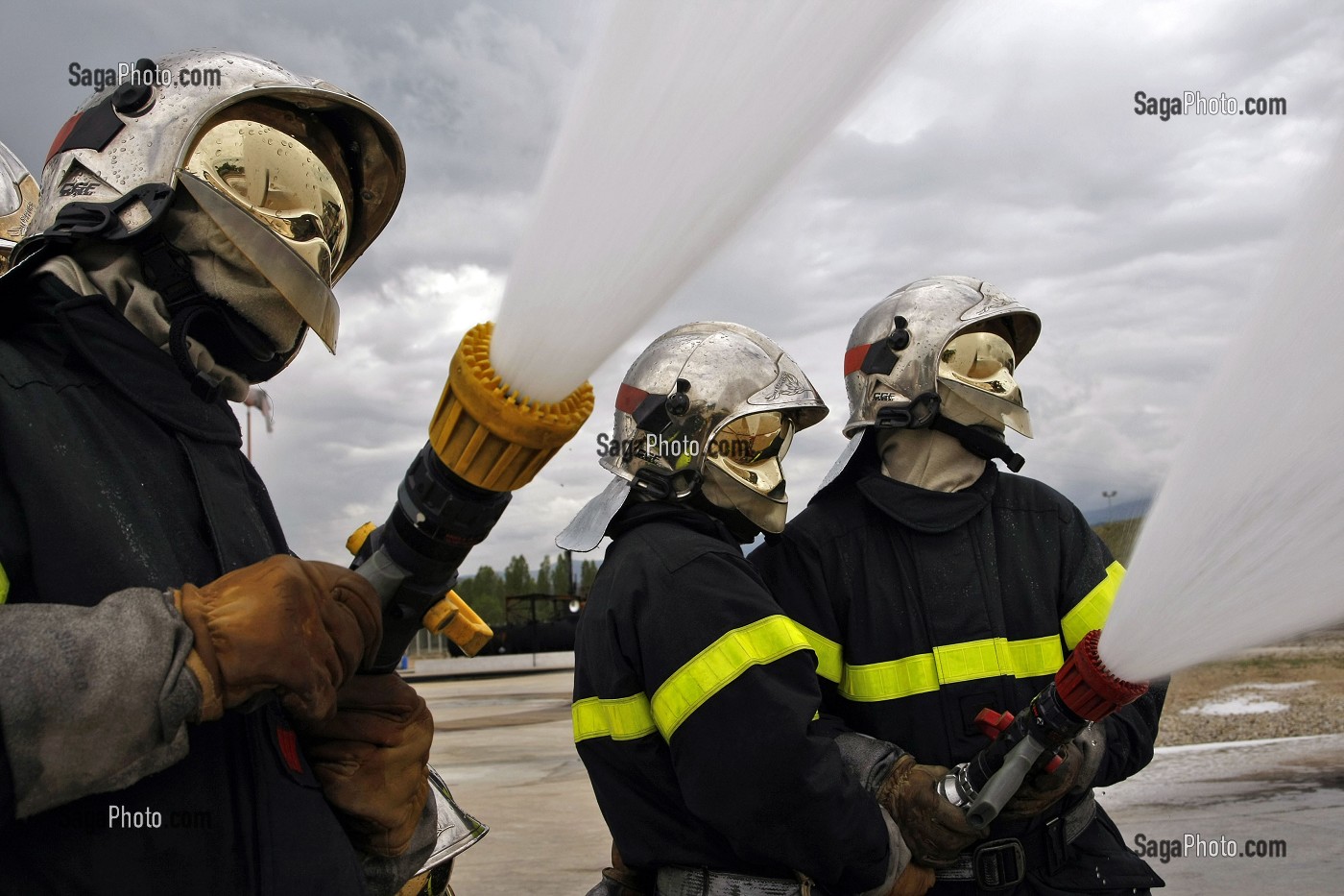 photo de EXTINCTION AVEC 2 LANCES A EAU. FORMATION DES SAPEURS-POMPIERS ...