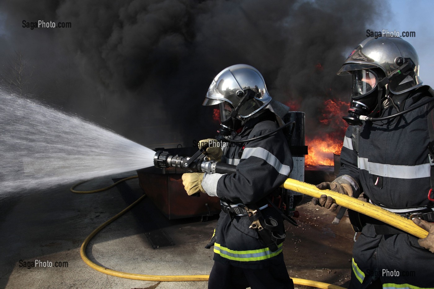 photo de INTERVENTION DE SAPEURS-POMPIERS SUR UN FEU D'HYDROCARBURE ...