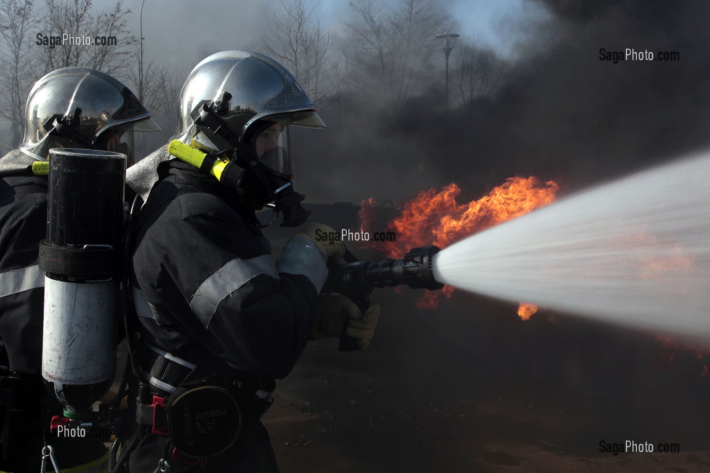 photo de INTERVENTION DE SAPEURS-POMPIERS SUR UN FEU D'HYDROCARBURE ...
