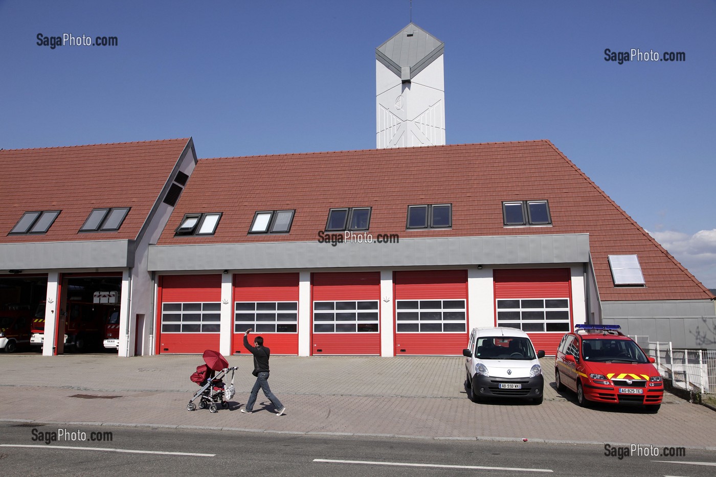 photo de SAPEUR-POMPIER VOLONTAIRE AVEC SON ENFANT DANS LA POUSSETTE ...