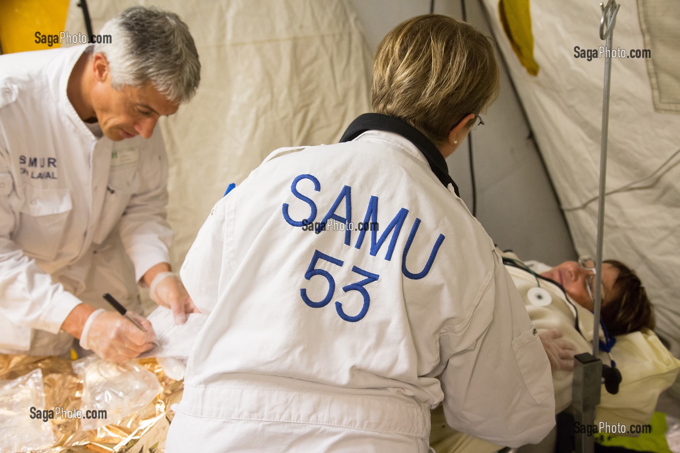 photo de MEDECINS DU SAMU A L’INTERIEUR D’UN POSTE MEDICAL AVANCE (PMA ...