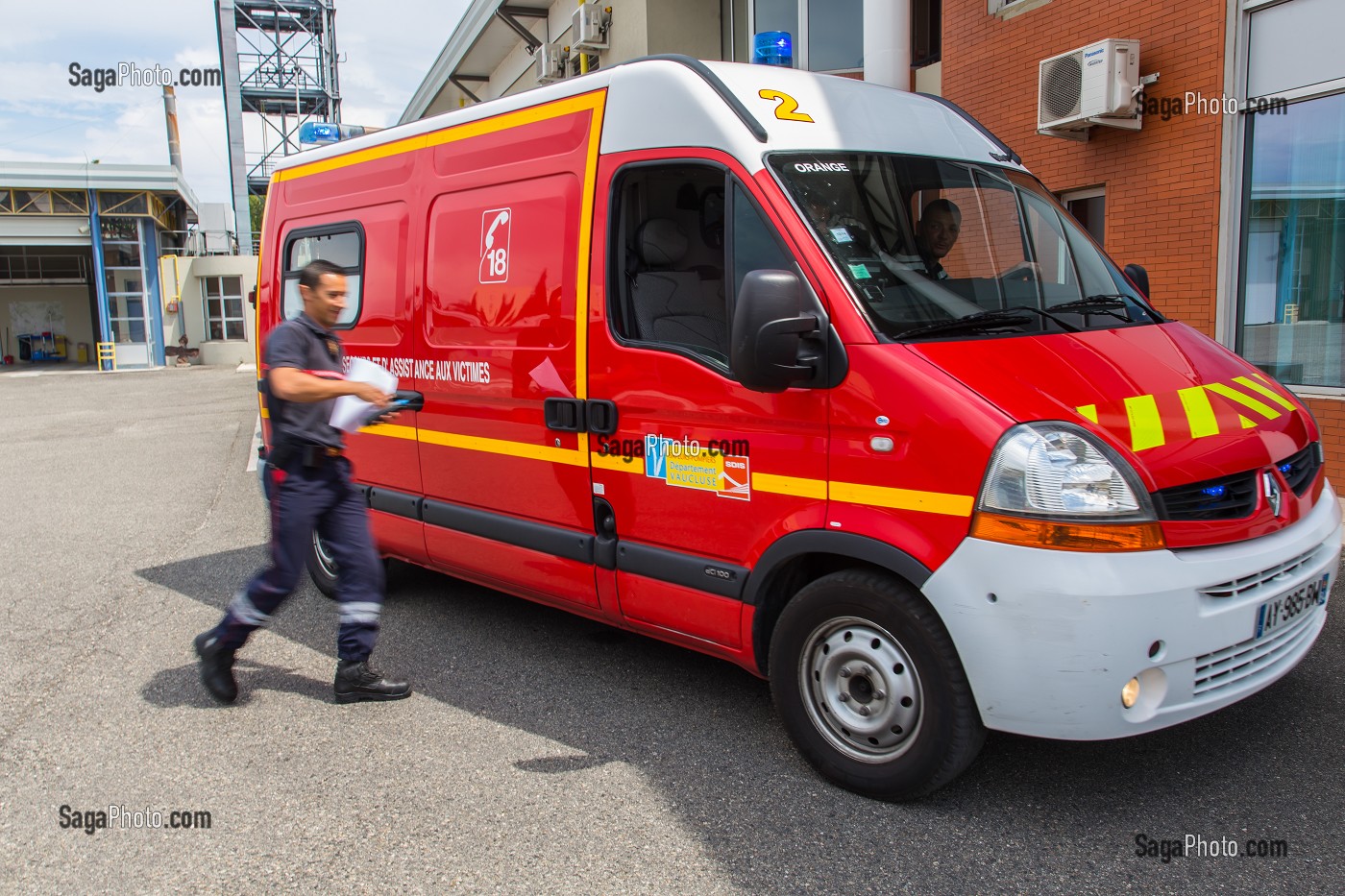 photo de DEPART EN INTERVENTION AMBULANCE, SAPEURS POMPIERS