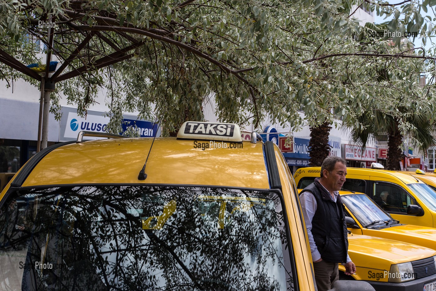 photo de LES TAXI JAUNES (TASKI), VILLAGE D’AYVALIK SUR LES BORDS DE LA ...