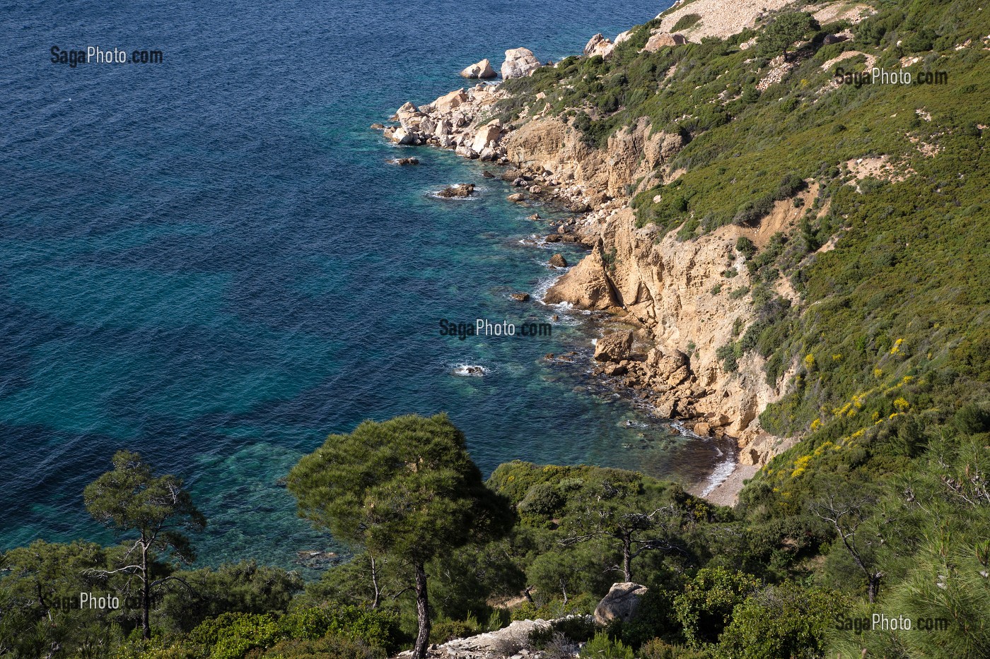 photo de COTE DECOUPEE, LITTORAL TURC DE LA MER EGEE, REGION DE FOCA ...