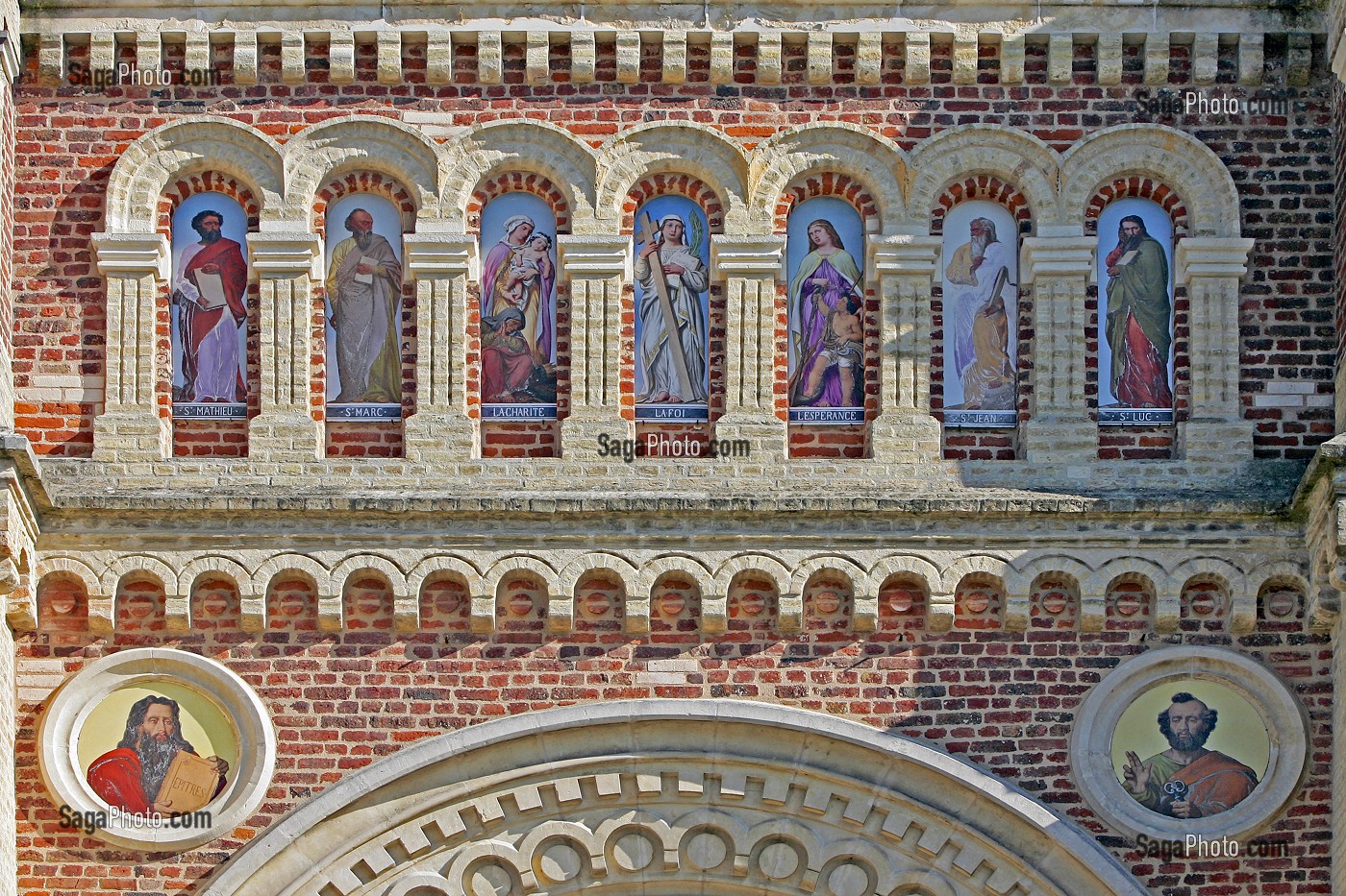 photo de DETAIL DE LA FACADE, EGLISE SAINT-AUGUSTIN, DEAUVILLE ...