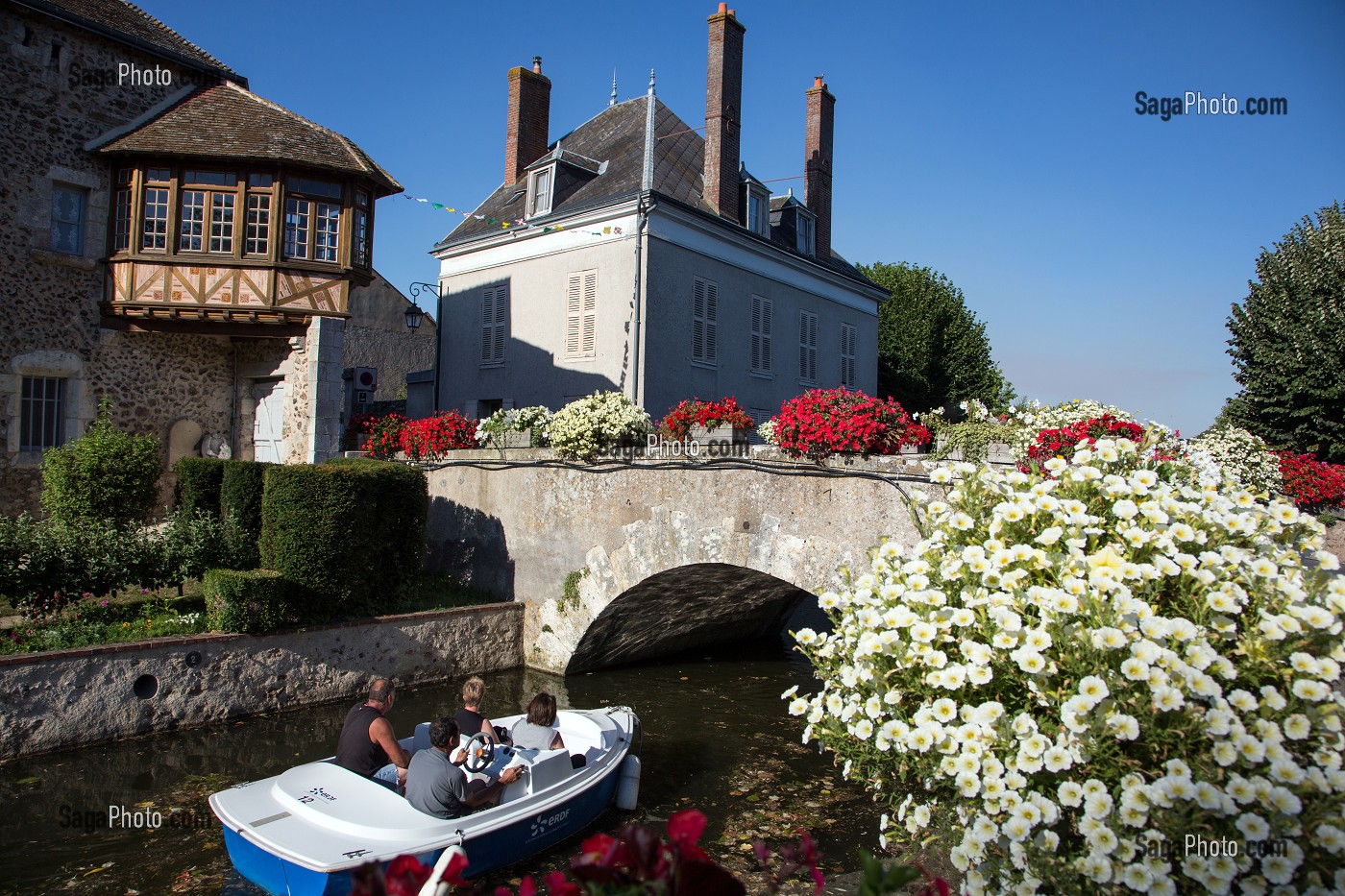 photo de PROMENADE EN BARQUE ELECTRIQUE SUR LES FOSSES DU LOIR QUI ...