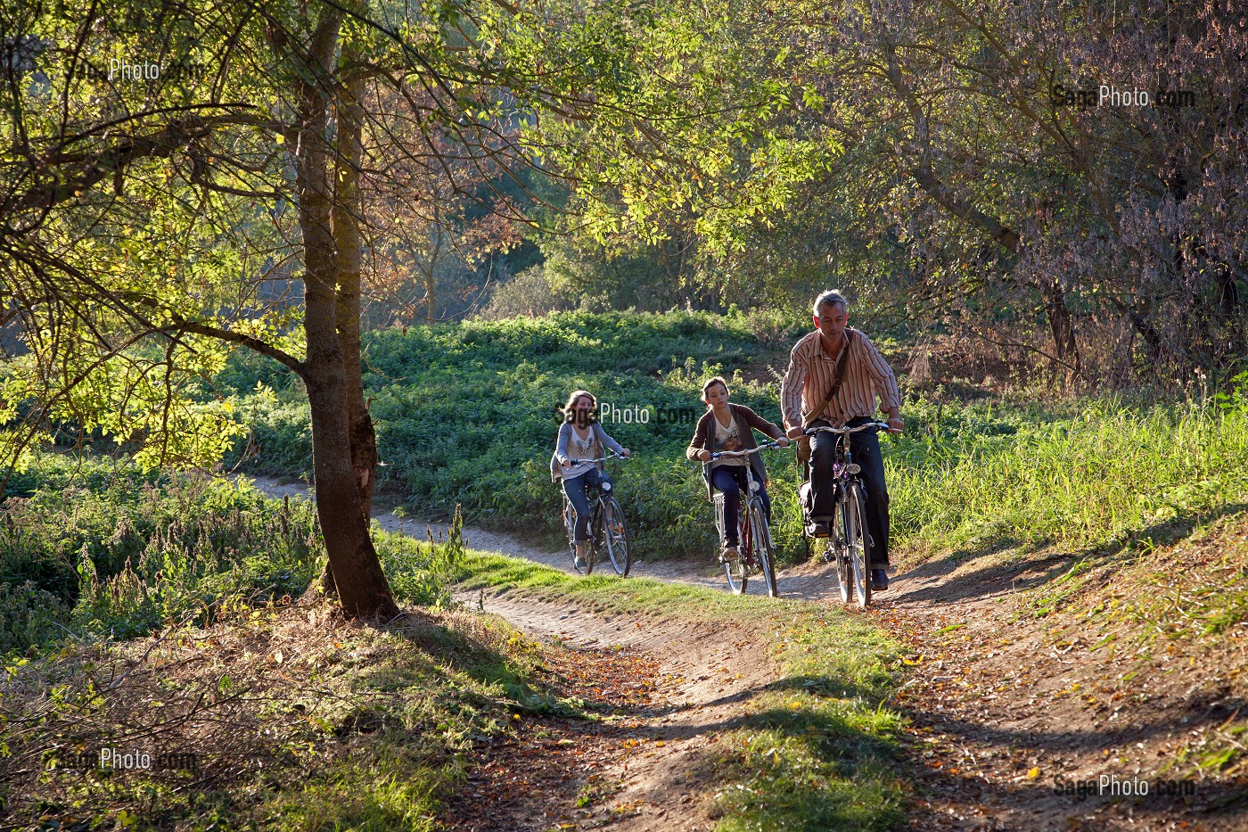 photo de CYCLISTES EN BALADE EN FAMILLE SUR L'ITINERAIRE DE LA LOIRE A ...