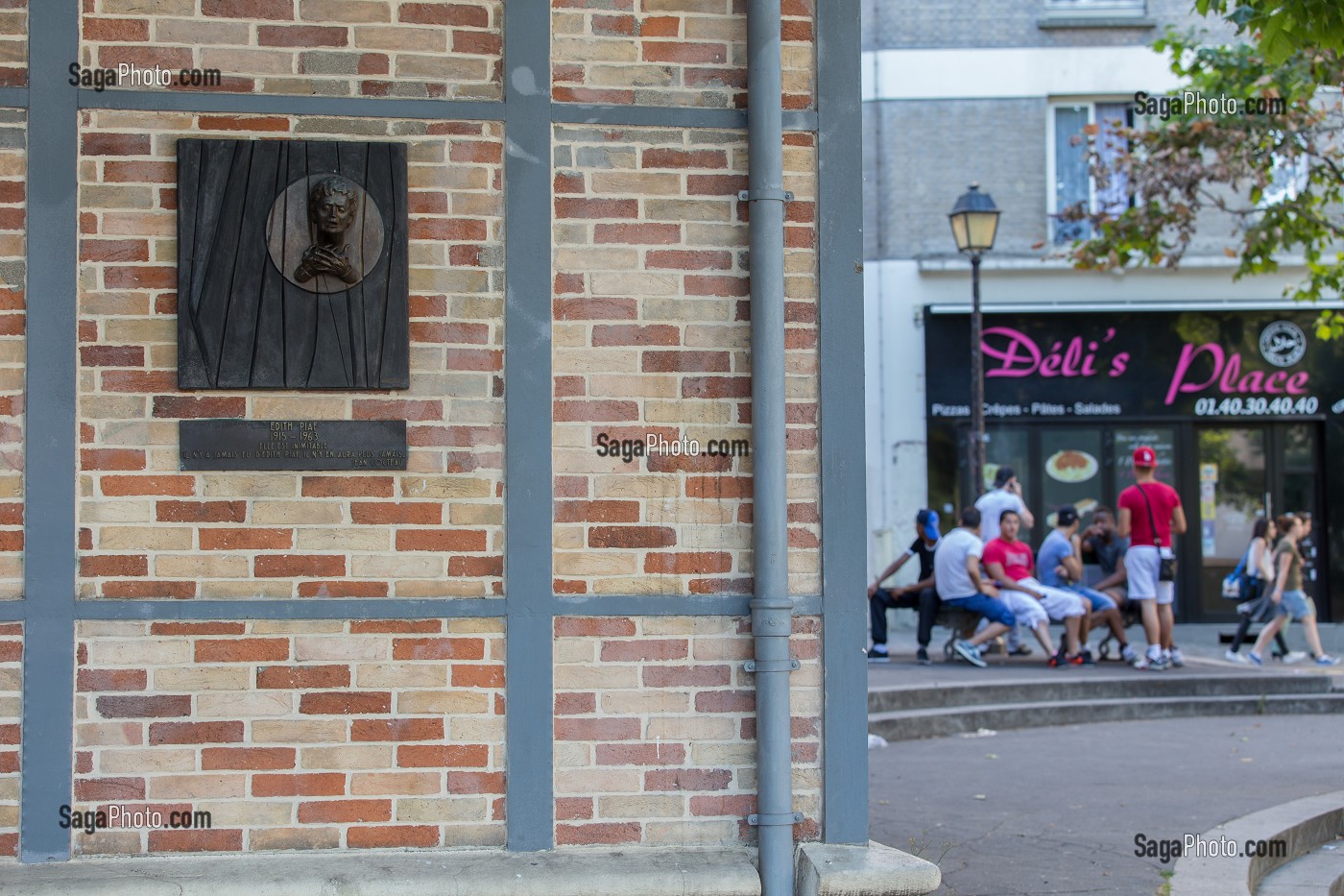 photo de PLAQUE EN BRONZE DE L'ARTISTE DEVILLIERS, PLACE EDITH PIAF ...