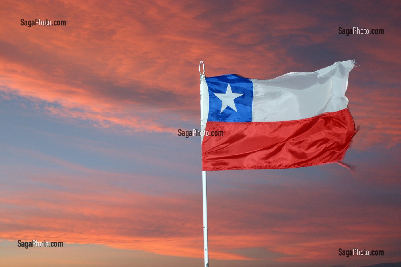 photo de COUCHER DE SOLEIL SUR LE DRAPEAU CHILIEN, LAGUNA CHAXA, DESERT ...