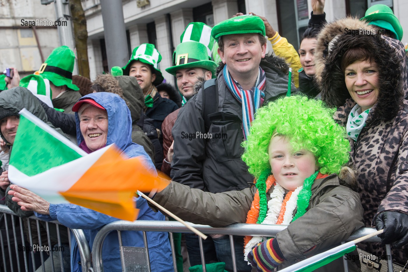 photo de SPECTATEURS AUX COULEURS VERTES DU TREFLE IRLANDAIS, FETE DE ...