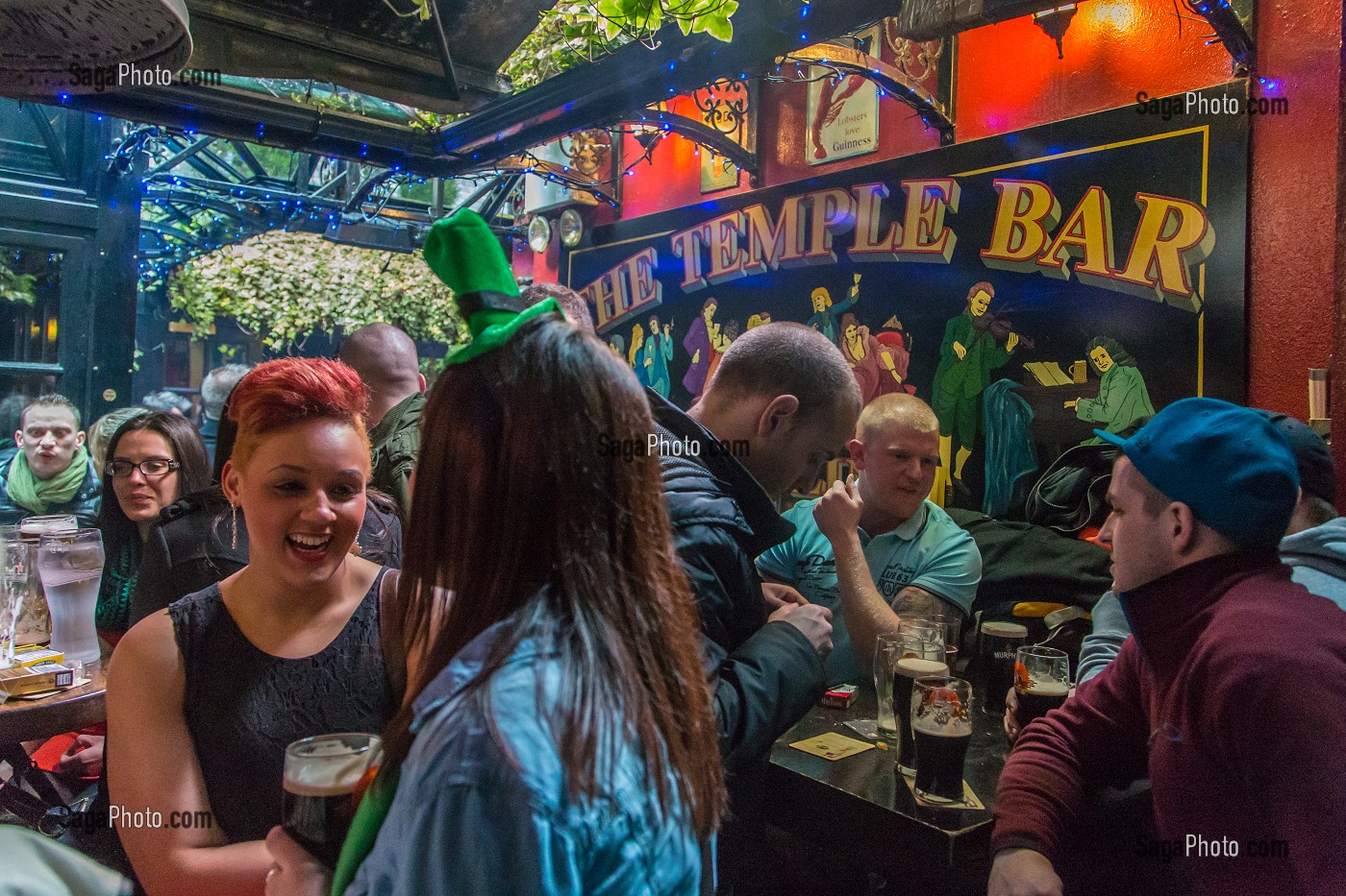 photo de AMBIANCE FESTIVE A L'INTERIEUR DU TEMPLE BAR, TEMPLE LANE ...