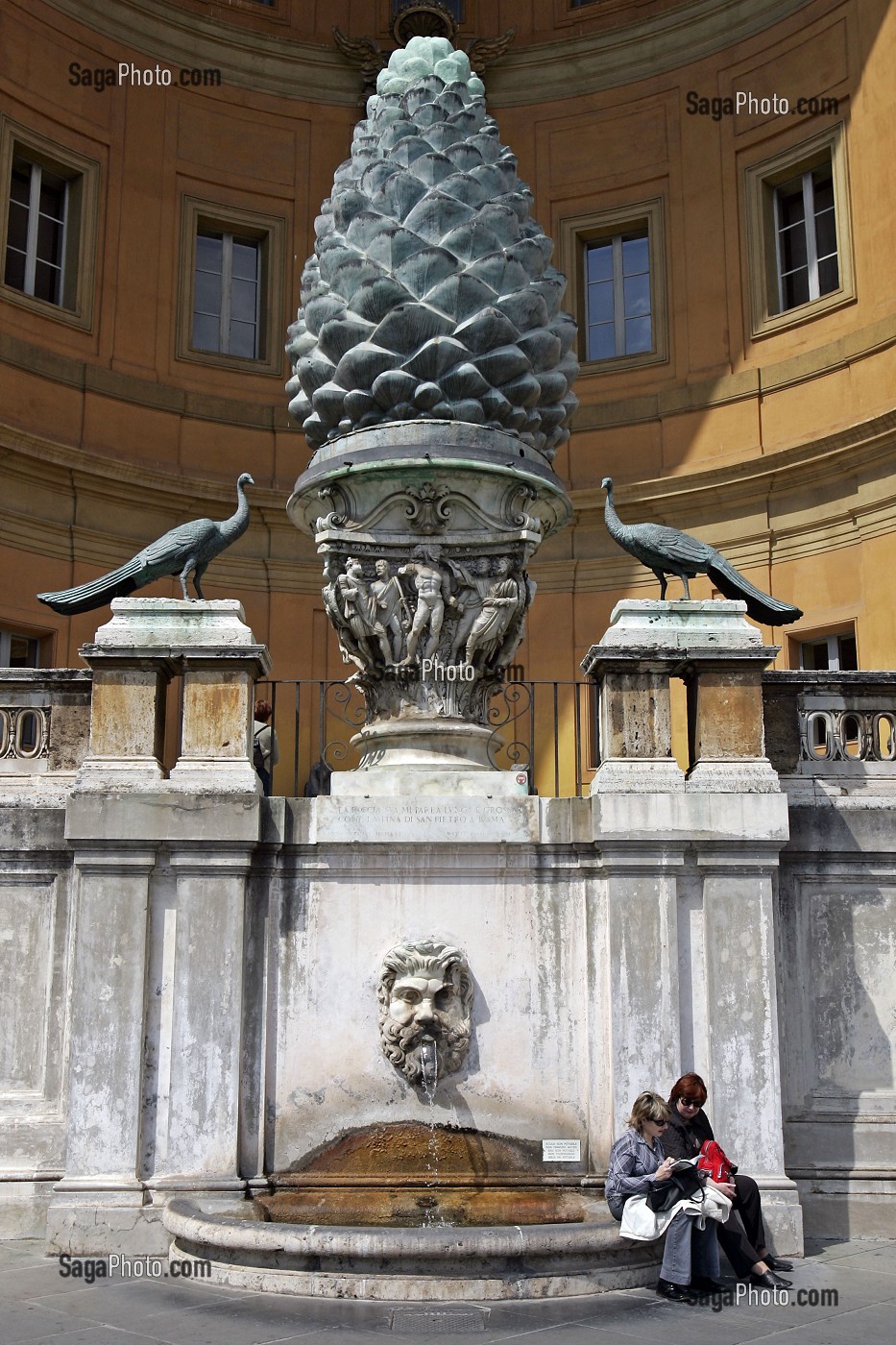 photo de COUR DE LA POMME DE PIN A L'INTERIEUR DU MUSEE DU VATICAN ...