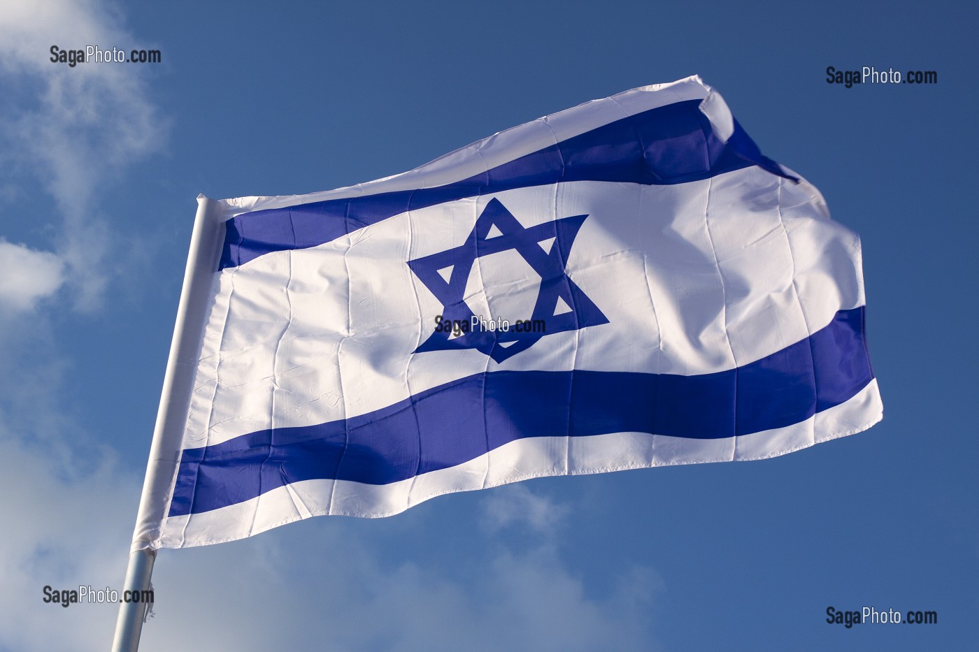 photo de DRAPEAU ISRAELIEN AVEC L'ETOILE DE DAVID FLOTTANT DANS UN CIEL ...