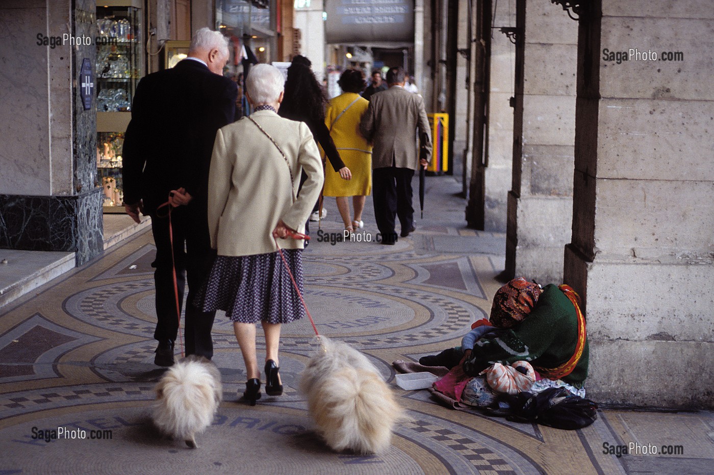 photo de MENDIANTE SUR UN TROTTOIR DE LA RUE DE RIVOLI, LE CONTRASTE ...