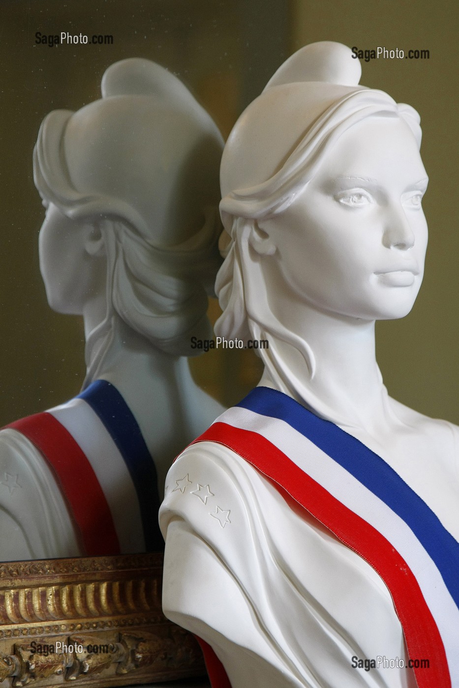 photo de LA MARIANNE D'APRES LE BUSTE DE LAETITIA CASTA AVEC SON ...