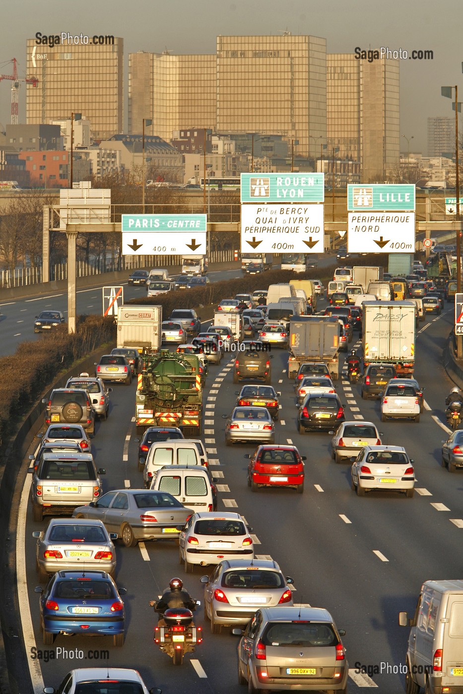 photo de TRAFIC DENSE, EMBOUTEILLAGE MATINAL EN DIRECTION DE PARIS ...