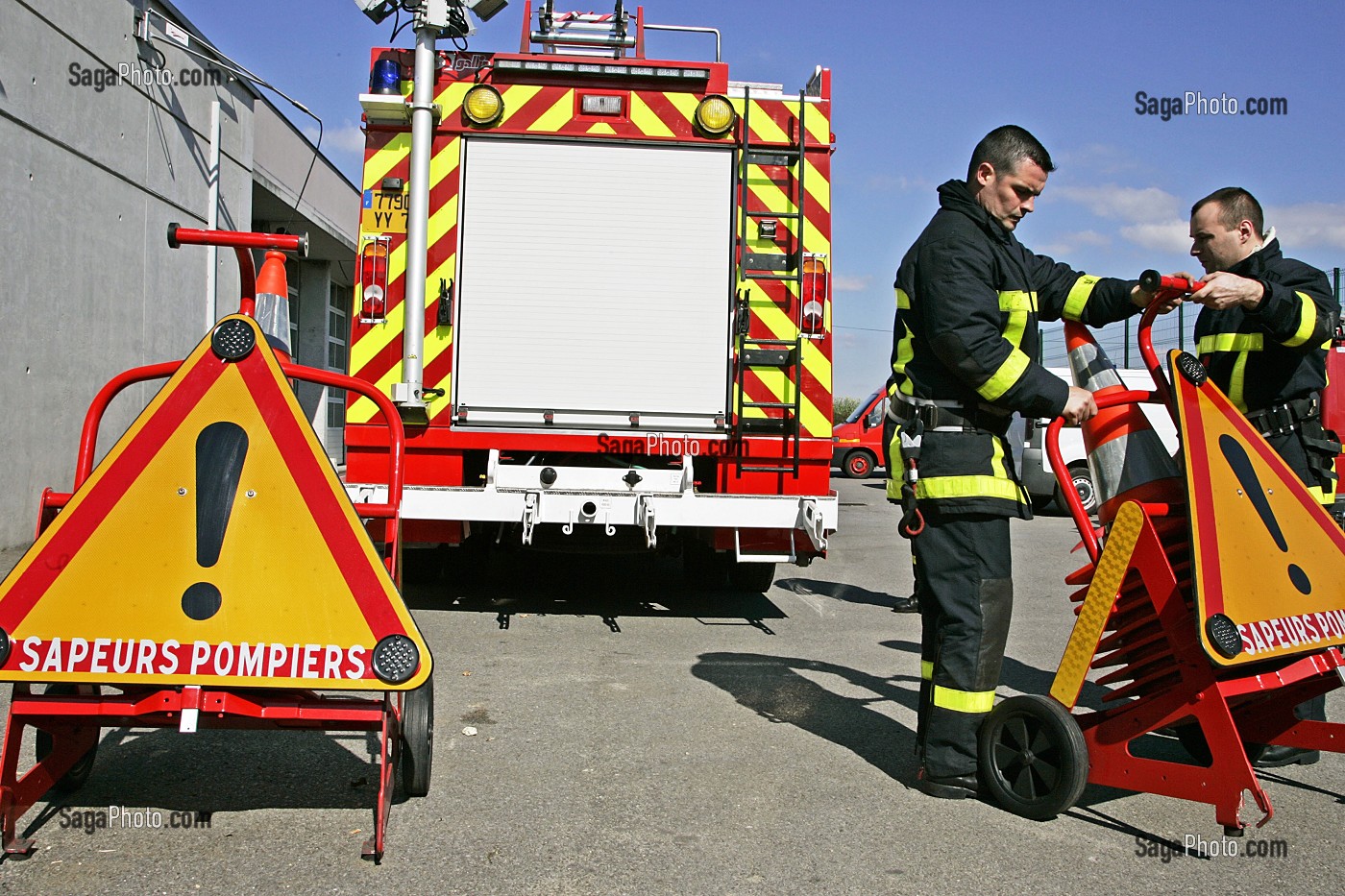 photo de VUE ARRIERE AVEC 2 FOIS 10 CONES DE BALISAGE ET 2 TRIANGLES ...