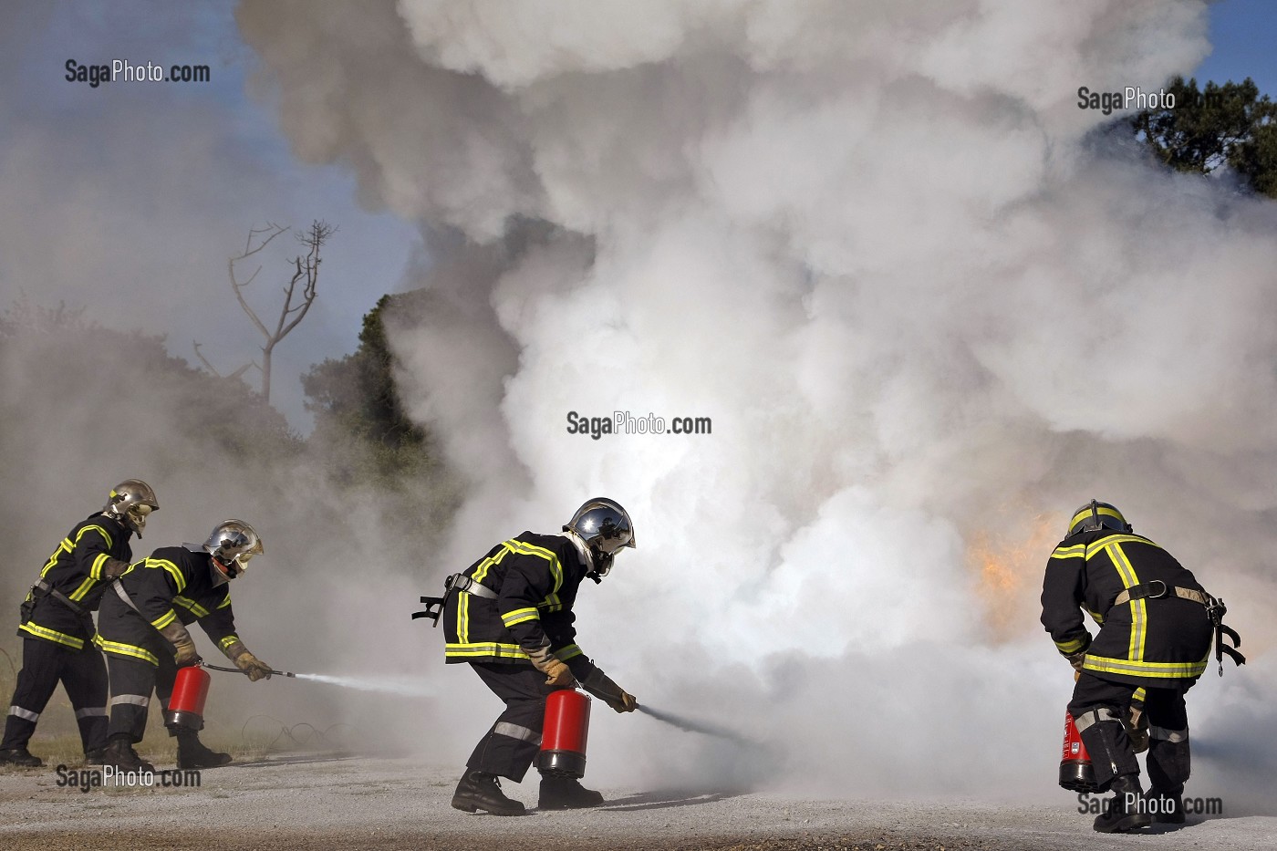 photo de SAPEURS-POMPIERS EN INTERVENTION POUR L'EXTINCTION D'UN ...