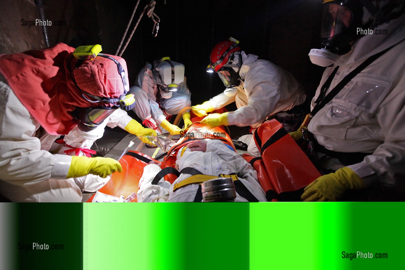 photo de POSE D'UNE PERFUSION SUR UNE VICTIME PAR UN INFIRMIER, SAPEURS ...