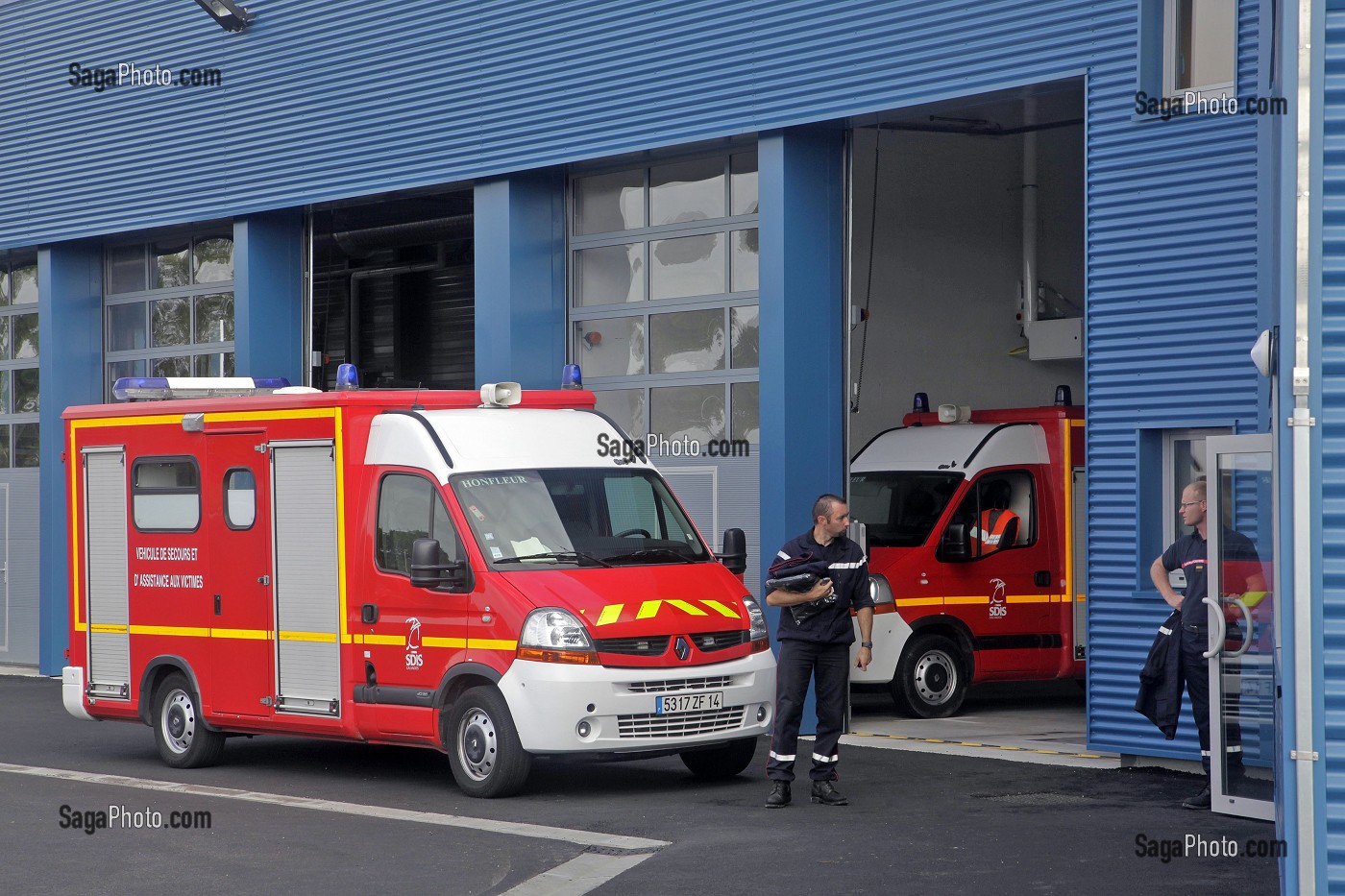 photo de AMBULANCE DEVANT LA CASERNE DES SAPEURS-POMPIERS DE HONFLEUR ...