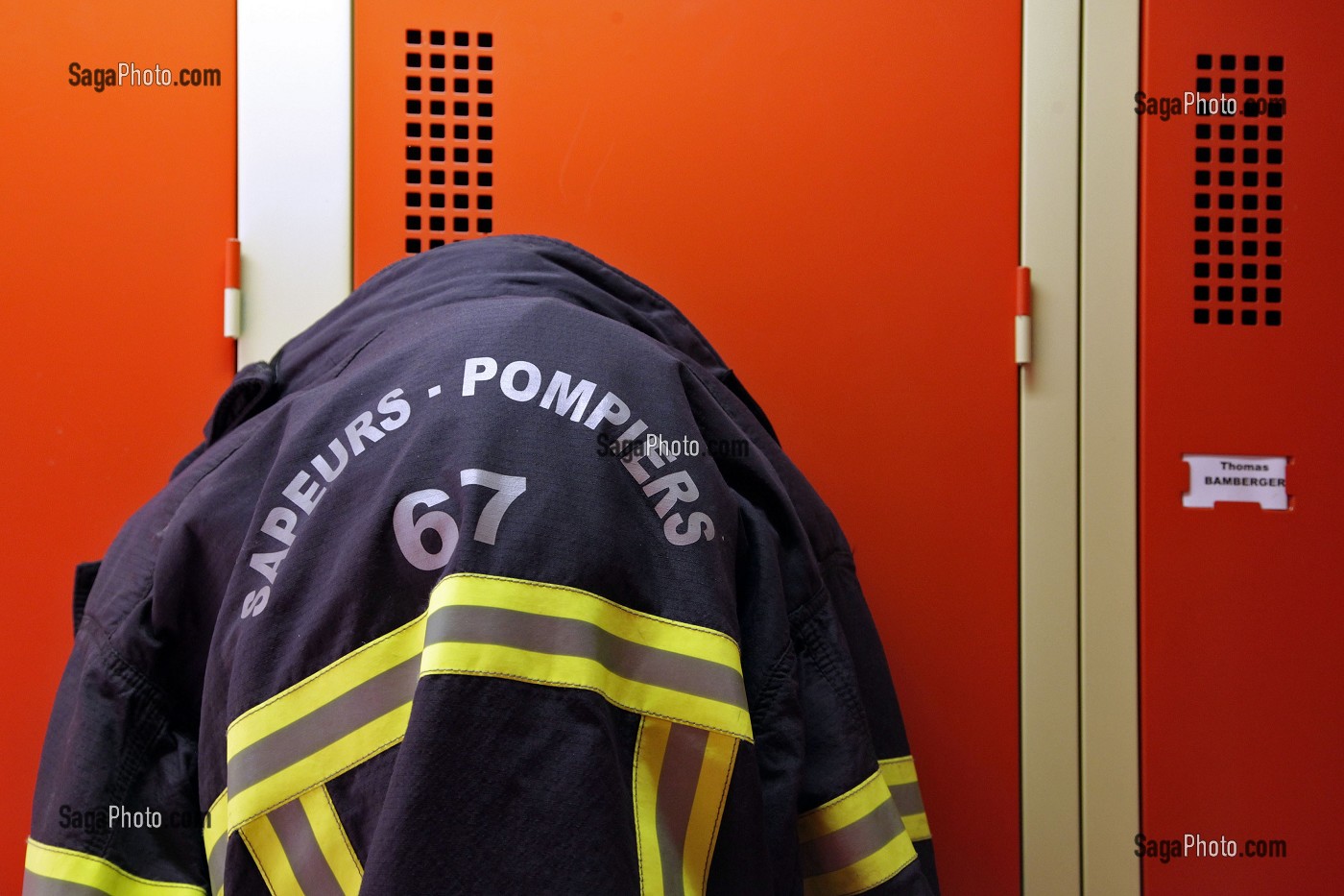 photo de VESTIAIRE ET TENUE DE FEU DE SAPEURS-POMPIERS, CENTRE DE ...