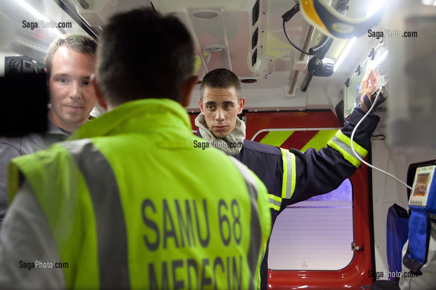 photo de MEDECIN DU SAMU DANS L'AMBULANCE DES SAPEURS-POMPIERS POUR UN ...