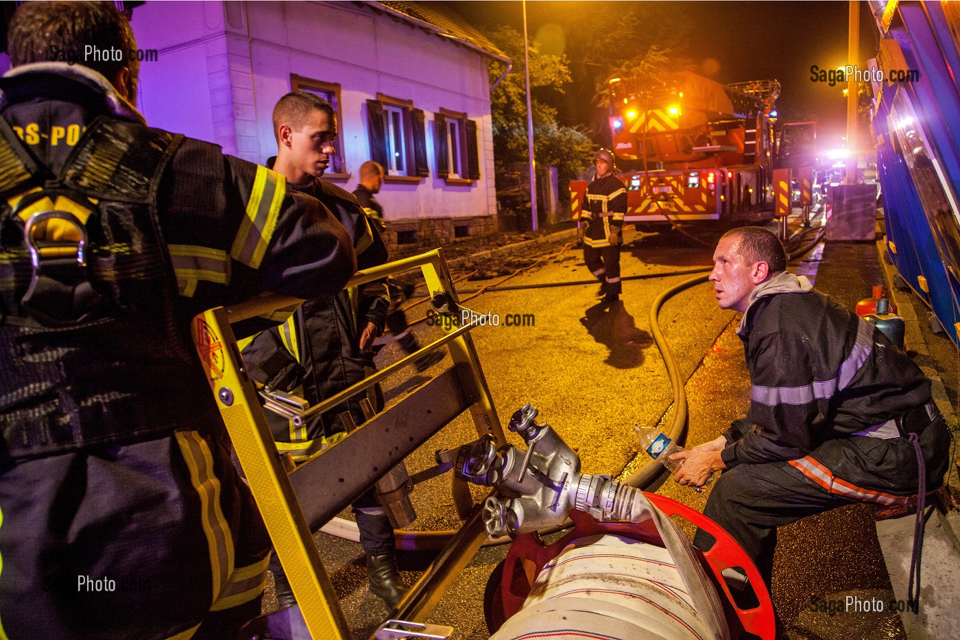 photo de LES HOMMES APRES EXTINCTION DE L'INCENDIE, INTERVENTION DES ...