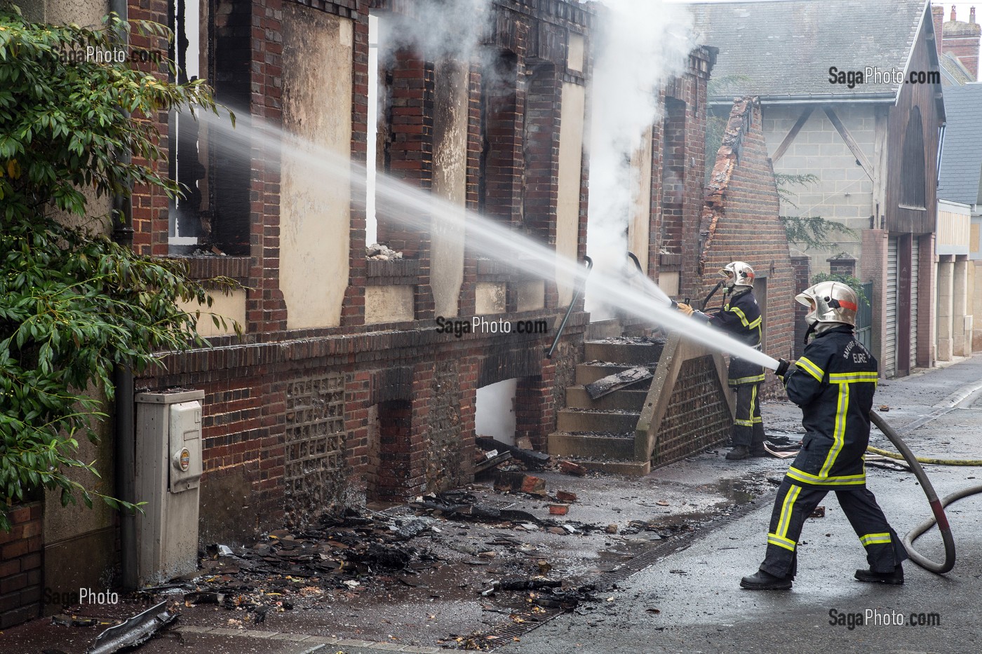 photo de EXTINCTION D’UN FEU D’HABITATION, INTERVENTION DES SAPEURS ...