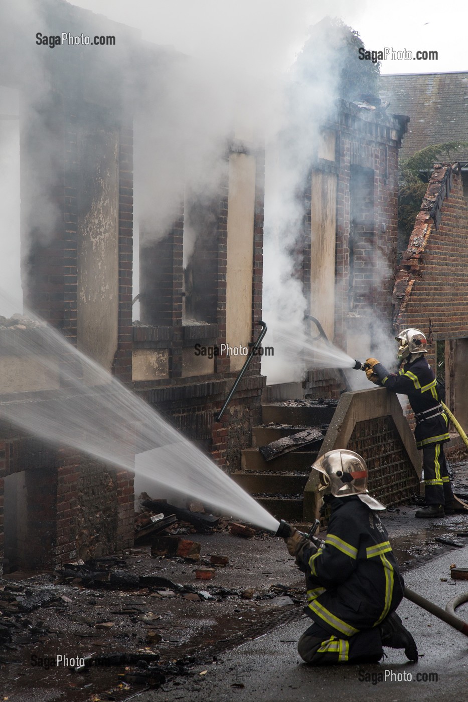 photo de EXTINCTION D’UN FEU D’HABITATION, INTERVENTION DES SAPEURS ...