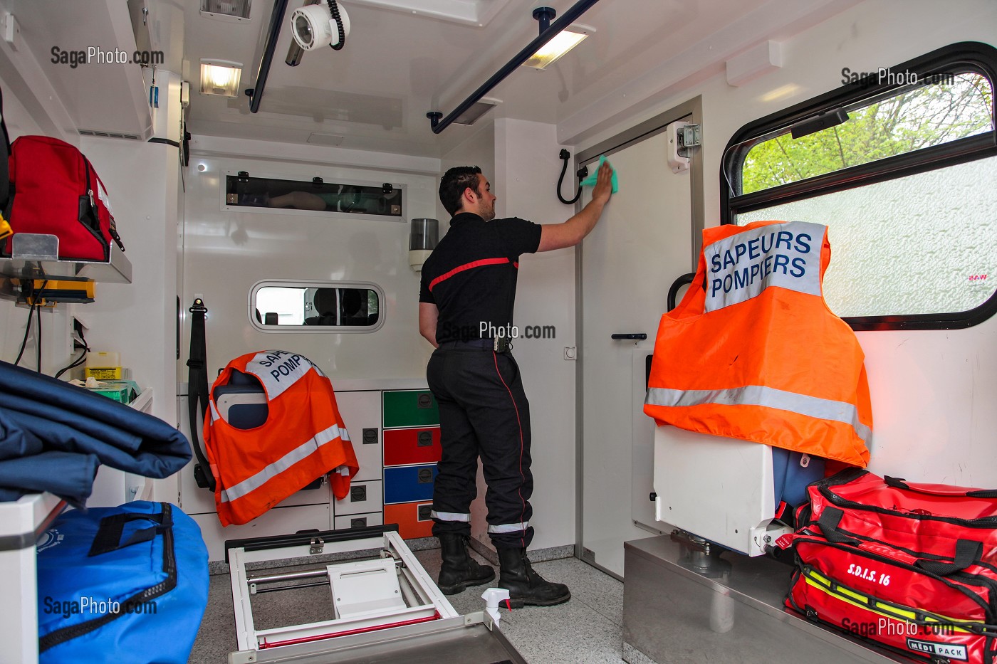 photo de LAVAGE, DESINFECTION D'UNE AMBULANCE DE POMPIER, VSAV, CENTRE ...