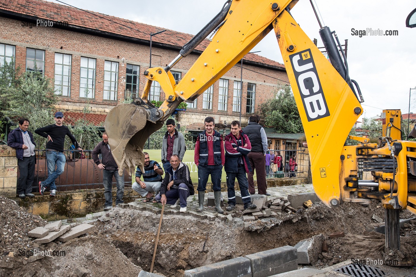 photo de OUVRIERS TURCS SUR UN CHANTIER DE LA ROUTE DE KUCUKKUYU ...
